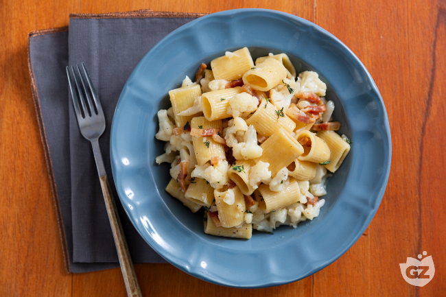 Pasta coliflor y guanciale - Recetas italianas de GialloZafferano