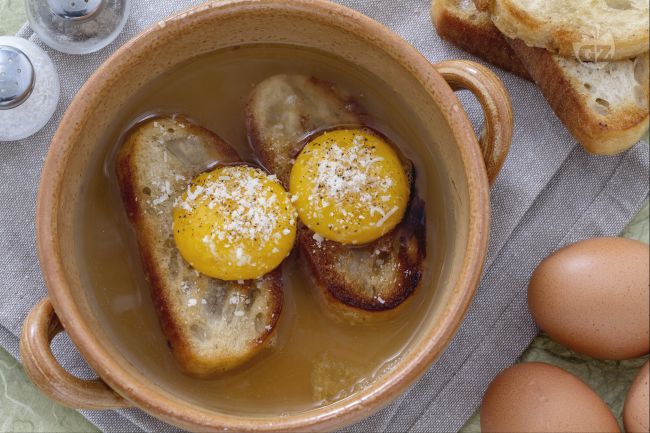Sopa a la Pavese - Recetas italianas de GialloZafferano