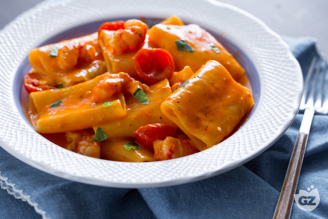 Paccheri con provola y gambas - Recetas italianas de GialloZafferano
