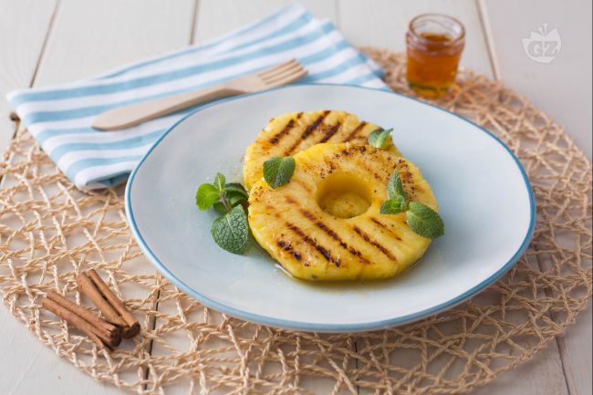 Piña a la plancha con miel y canela - Recetas italianas de GialloZafferano