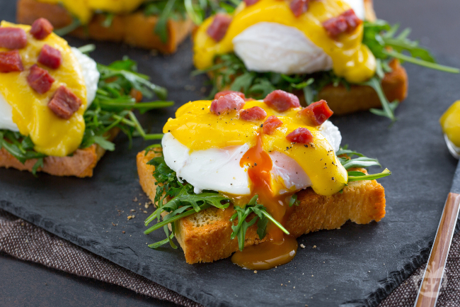 Tostada con huevos benedictinos y bacon - Recetas italianas de GialloZafferano