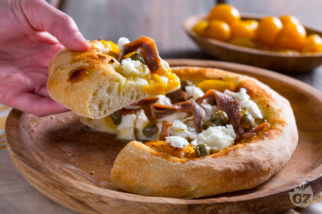 Pizza con tomatitos amarillos, anchoas y alcaparras - Recetas italianas ...