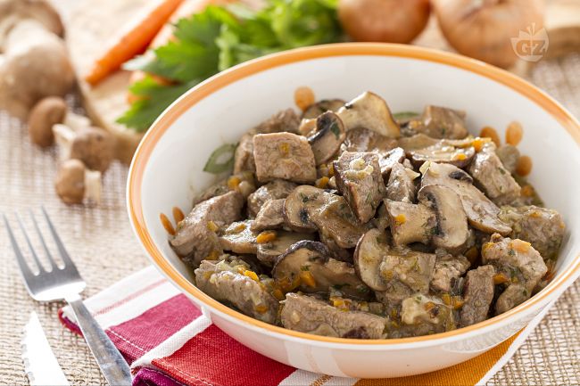 Estofado de ternera con setas - Recetas italianas de GialloZafferano